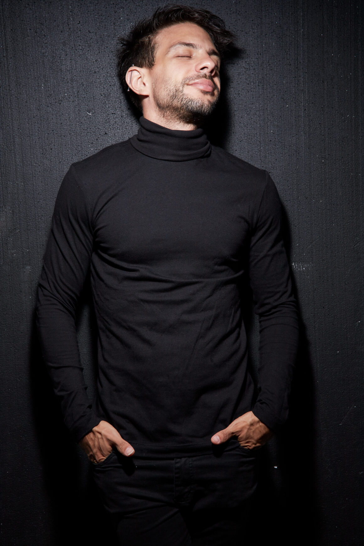 Básicos de tu clóset: Playera cuello de tortuga - Dapper Magazine